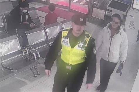 看病后孩子的药不慎丢失 普陀警方为她冒雨寻回女士包裹沈翔