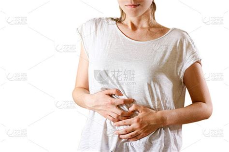 穿白t恤的美女来例假了。黑发女孩有胃痛，月经，孤立在白色背景