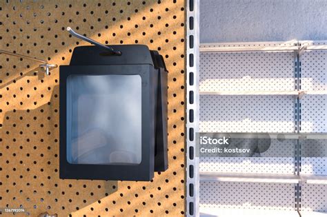 상점이나 창고의 금속 후크에 빈 검은 투명 골판지 상자 3d 렌더링 0명에 대한 스톡 사진 및 기타 이미지 0명 강철