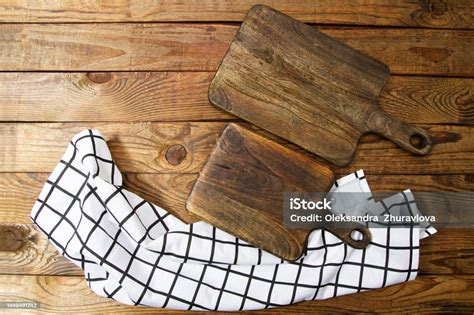 두 피자 나무 도마 모형 평면도 나무 배경에 격자 무늬 흰색 체크 무늬 식탁보 작업 공간 탁상의 공간을 복사합니다 테이블에 주방 냅킨 추수 감사절 0명에 대한 스톡 사진 및