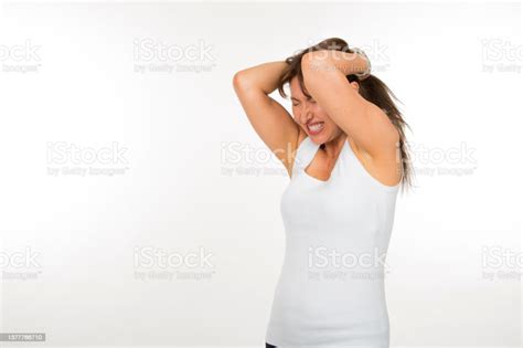 두통 표정이 있는 흰색 티셔츠를 입은 초상화 시니어 여성 50 54세에 대한 스톡 사진 및 기타 이미지 50 54세 두통