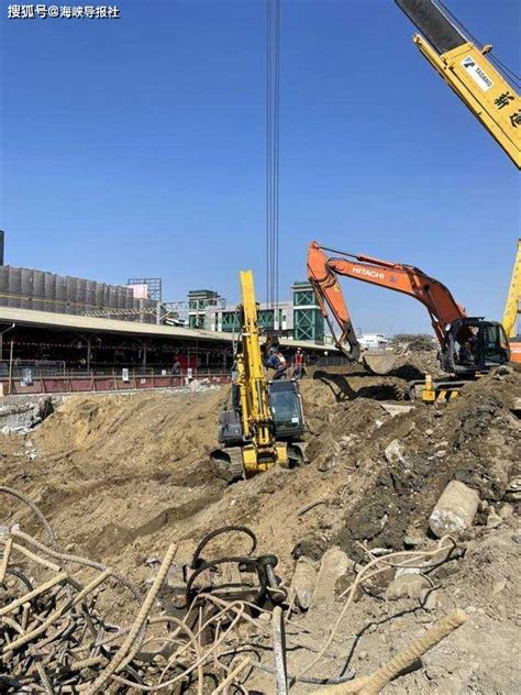 台南铁路地下化意外频传 怪手作业时突然翻覆仅离轨道20米施工铁道施作