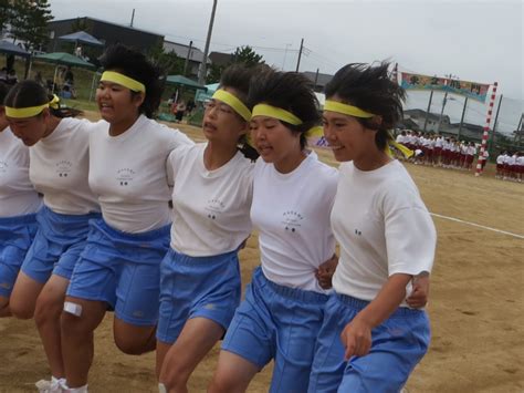 【画像】女子高の体育祭、まるで爆乳祭り♥