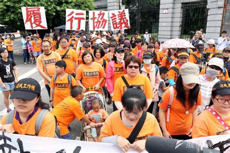 「就職一周年，協議一場空」 國道收費員凱道噴漆 要蔡政府履行協議 風傳媒