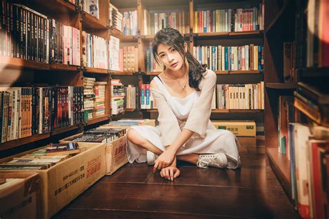 Women With Books Wallpapers Wallpaper Cave