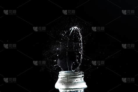 用高速摄影捕捉气泡破裂