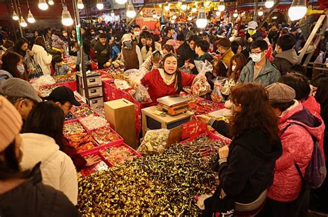 小年夜 迪化街年貨大街買氣旺（1）圖 中央通訊社 Line Today