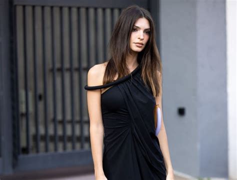 Emily Ratajkowski Muestra En Tik Tok Cómo Se Corta El Pelo