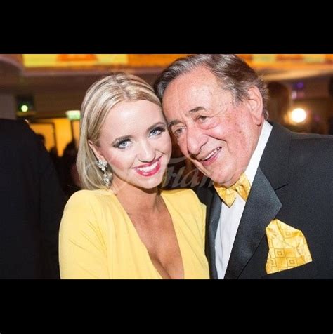 Сузи представи бъдещия си съпруг на родителите си С 14 години по възрастен от баща й Ето какво