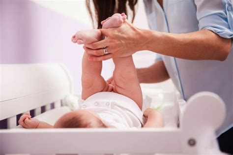 Cómo cambiar el pañal del bebé guía rápida para padres primerizos