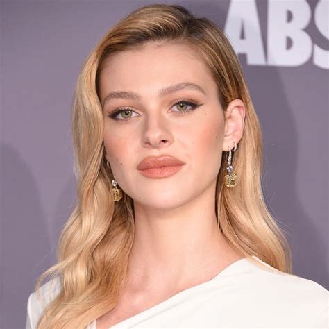 Nicola Peltz Beckham Troque Son Blond Signature Pour Une Coloration