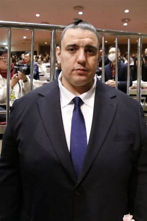 公益財団法人 日本相撲協会 ＜德勝龍引退千田川襲名披露大相撲＞ 断髪式の様子 大銀杏にはさみを入れる前の裏側。