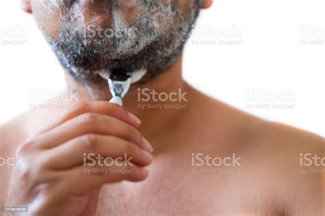 남자는 아침에 화장실에서 그의 얼굴을 면도 수염입니다 클로즈업 거울에 대한 스톡 사진 및 기타 이미지 거울 건강한 생활방식