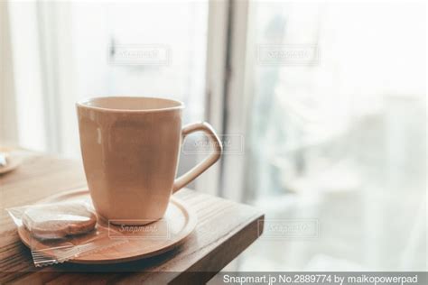 木製のテーブルの上に置くコーヒー1杯の写真・画像素材 Snapmart（スナップマート）