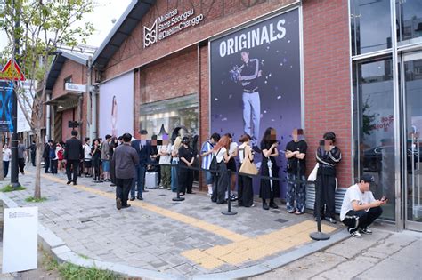 “개점 두시간 전부터 수백미터 긴 줄”…대박 터진 ‘무신사 스토어 성수 대림창고