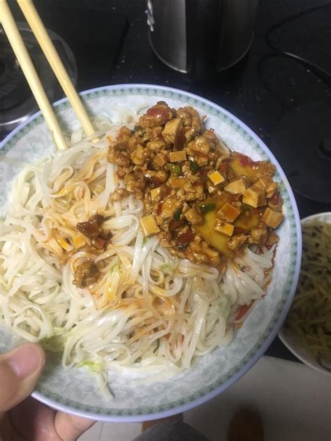 【炸酱面的做法步骤图，炸酱面怎么做好吃】ai杨小乖下厨房