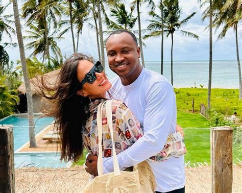 Thiaguinho abre álbum de fotos de viagem para Alagoas Carol