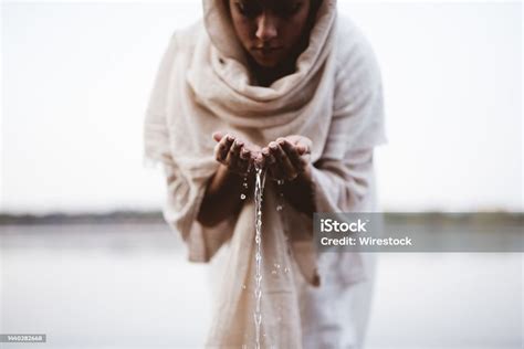 성경 가운을 입고 손바닥에 물을 들고 있는 여성의 얕은 초점 샷 개념에 대한 스톡 사진 및 기타 이미지 개념 개념과 주제 건강한 생활방식 Istock