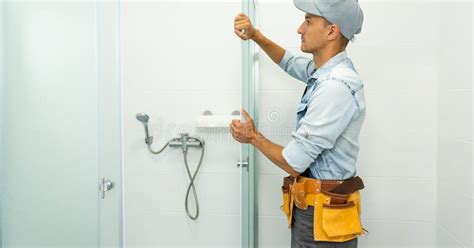 Encanador Instalando Uma Cabine De Chuveiro No Banheiro Imagem De Stock