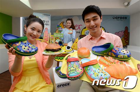 크록스 크록밴드 버거 클로그 출시 뉴스1