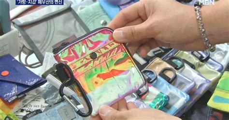 폭우 뒤 망가져 버려진 폐우산들 가방·지갑으로 변신
