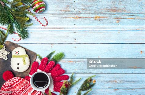 눈과 겨울 시즌에 대 한 도넛과 뜨거운 커피 기쁜 성 탄과 휴가 휴일에 새 해 복 많이 받으세요 텍스트를 위한 공간 복사 12월에 대한 스톡 사진 및 기타 이미지 Istock