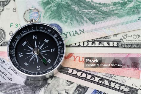 미국 및 중국 금융 경제 방향 무역 전쟁 가져오기 및 내보내기 또는 세계 경제 개념 미국 달러와 중국 위안 지폐에 나침반 관세