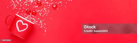 주홍색 또는 빨간색 배경에 하트 설탕 초콜릿 하트가 그려진 레드 컵 머그잔 플랫 평신기 조성물 발렌타인 데이 컨셉 상단 보기