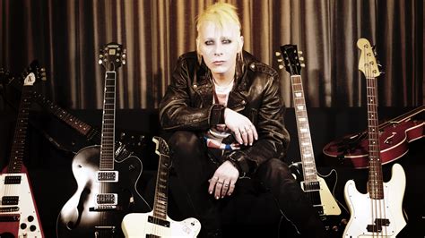 배경 화면 금발의 재킷 음악가 음악 아티스트 오디오 기타리스트 전자 기타 대중 음악 명음 공연 단계 뽑아 낸 현악기 직업 베이시스트 가수 작곡가