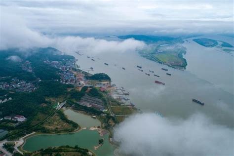 雨后的长江与鄱阳湖交汇处长啥样？云雾飘缈 船来船往凤凰网视频凤凰网