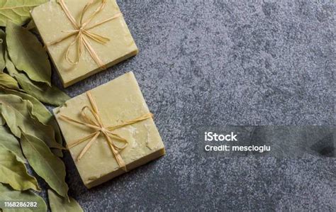 올리브 오일과 나뭇잎을 곁들인 유기농 천연 수제 베이 월계수 비누 다프네 비누 바디 케어 및 화장품 컨셉 0명에 대한 스톡 사진