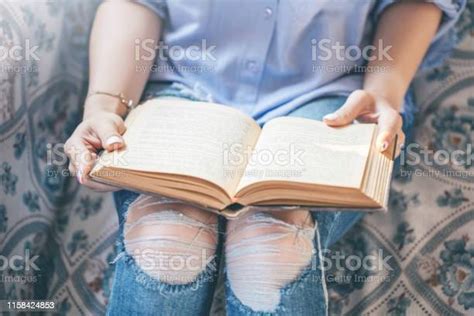 아름다운 소녀 책을 읽고 가정과 편안함의 개념 텍스트 장소 가정 생활에 대한 스톡 사진 및 기타 이미지 가정 생활 가정의