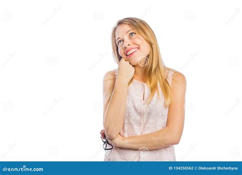 一梦想的年轻女人的画象有她的双臂的被交叉在看她的胸口下，摄制在被隔绝的背景 库存照片 图片 包括有 快乐 女孩 134250562