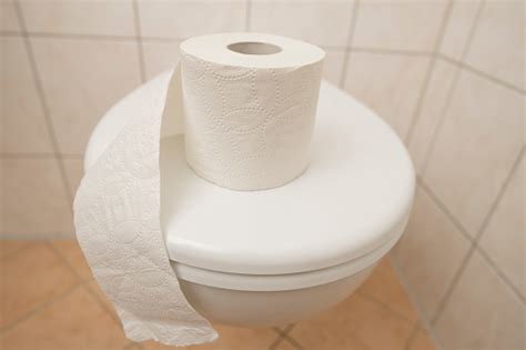 화장실에 오래 앉아 있습니다 장 문제 설사 배를 짓누르거나 쥐어짜거나 좁혀서 배변을 어렵게 만듭니다 단일 객체에 대한 스톡 사진