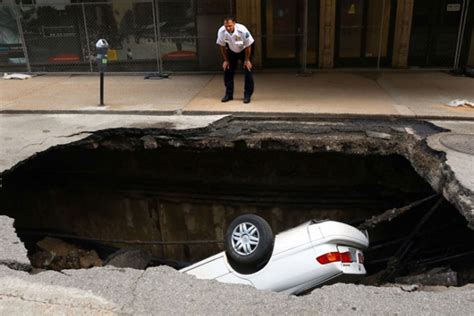Enorme bache se traga automóvil