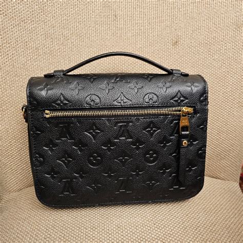 Louis Vuitton 路易威登 經典pochette Metis系列monogram壓紋全皮金釦郵差包黑色｜popchill 拍拍圈