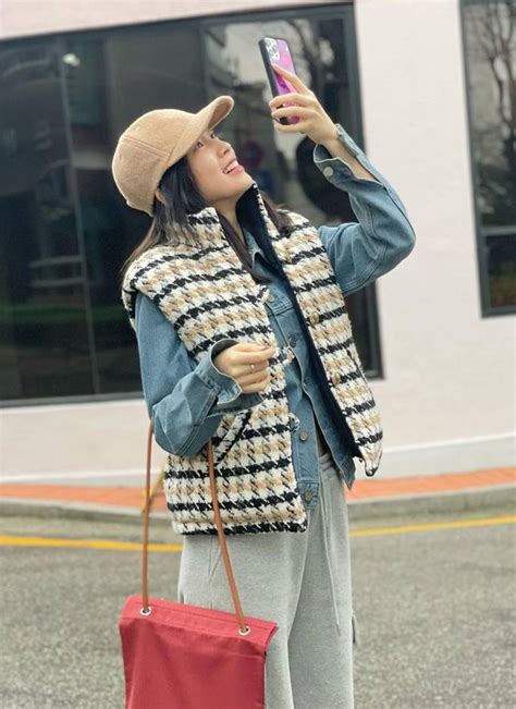 패션엔 오마이걸 아린 ‘환혼 앞두고 여유로운 꾸안꾸 산책 동네 언니 같은 레이어드룩