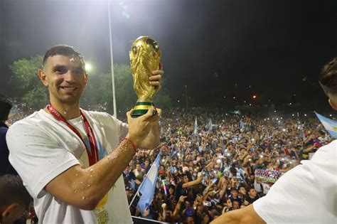 En 11 Fotos La Llegada De La Scaloneta Tras Consagrarse Campeona Del Mundo