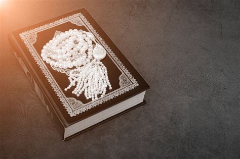 이슬람 이슬람 신앙 개념 코란 책 비문 알라와 흰색 묵주 회색 어두운 콘크리트 배경입니다 레이아웃 및 텍스트의 공백을 지정합니다 흑백 사진 0명에 대한 스톡 사진 및 기타