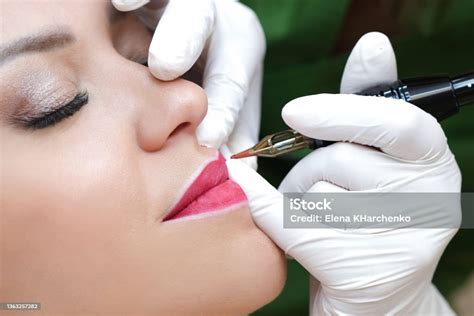 미용사 살롱에서 입술에 영구적인 메이크업을하는 젊은 여성 2명에 대한 스톡 사진 및 기타 이미지 2명 눈썹 메이크업