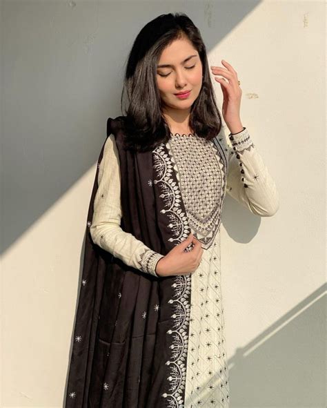 Syeda Tuba Anwar New Gorgeous Pictures Reviewitpk