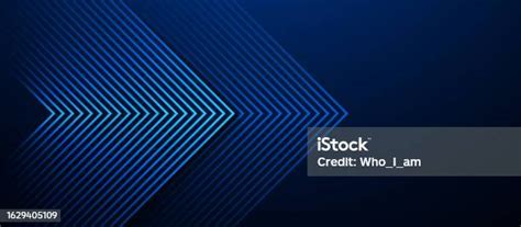 빛나는 삼각형 기하학적 선이 있는 진한 파란색 추상적인 배경 모던한 반짝이는 블루 라인 패턴 미래 기술 개념입니다 벡터 그림