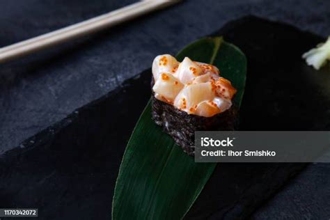 매운 소스와 어두운 돌 배경에 스칼루프와 군칸 초밥에 가까운 전망 신선한 일식 요리 아시아 음식 메뉴용 초밥 이미지입니다 해산물