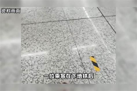 大妈地铁上脱鞋躺下，乘客受不了将鞋踢下车，大妈醒来后不淡定了大妈乘客受不了