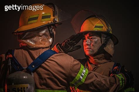 한국인 소방관 소방관 응급서비스직업 방화 불 사고재해 주제 사고 사고재해 긴급 컨셉 불길 구출