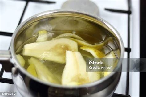 레몬 껍질과 배 반 끓 초콜릿 배와 피칸 파이 시리즈를 만들기 기체 물리 구조에 대한 스톡 사진 및 기타 이미지 기체 물리