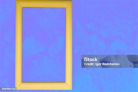 파란색 보라색 흐린 배경에 텍스트를 위한 검은색 장소가 있는 노란색 프레임 0명에 대한 스톡 사진 및 기타 이미지 0명 간판 개념 Istock