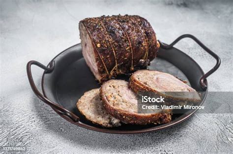 강철 트레이에 얇게 썬 구운 돼지고기 고기 룰라드 흰색 배경입니다 위쪽 보기 돼지고기에 대한 스톡 사진 및 기타 이미지 돼지고기 속을 채운 검은색 Istock