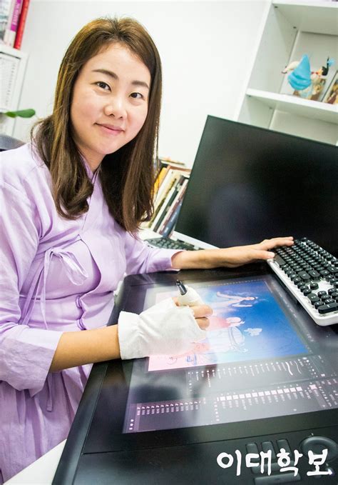 이대학보 10월 21일 한복의 날 기념 우나영 작가를 만나다👩‍🎨 색다른 시선으로 본 서양 동화