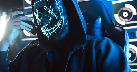 Un Hacker Que Usa Una Máscara Para Cubrirse La Cara Está Usando Una